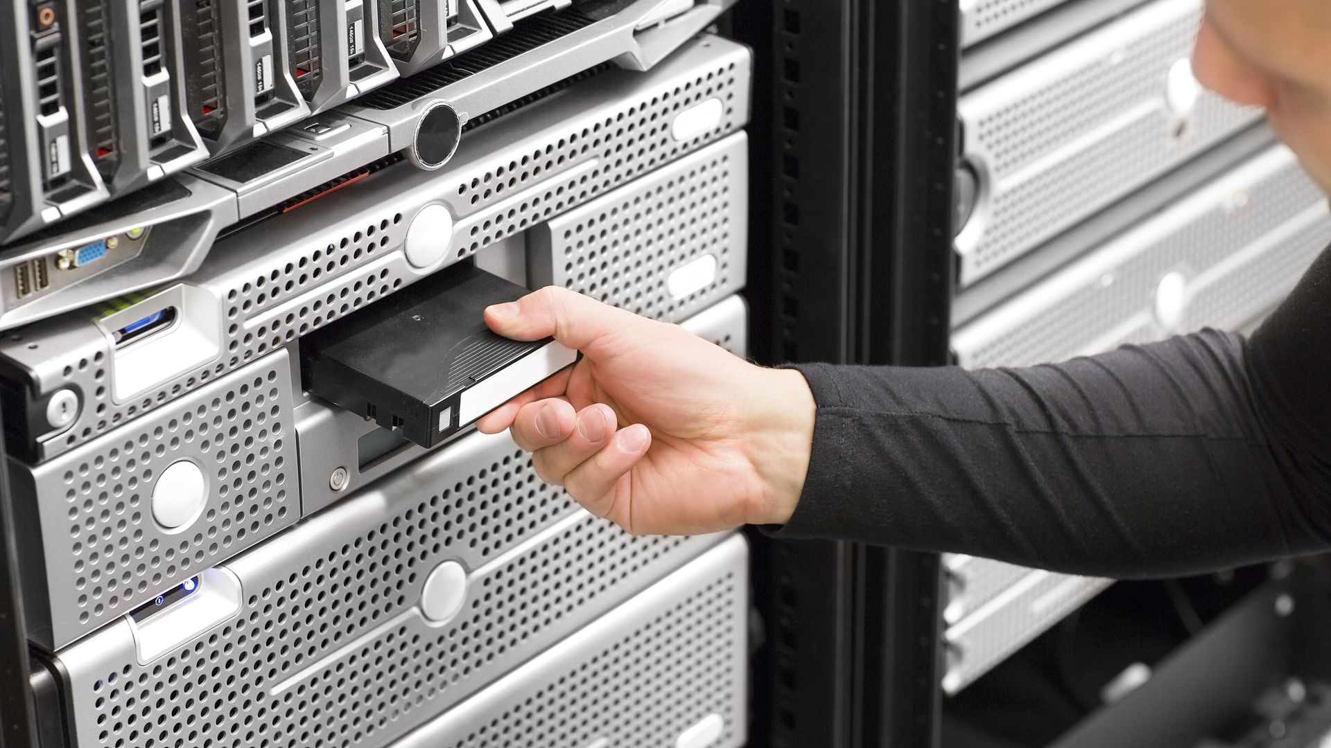 Huawei develops massive 72TB SSD-tape hybrid storage device — first-gen ...