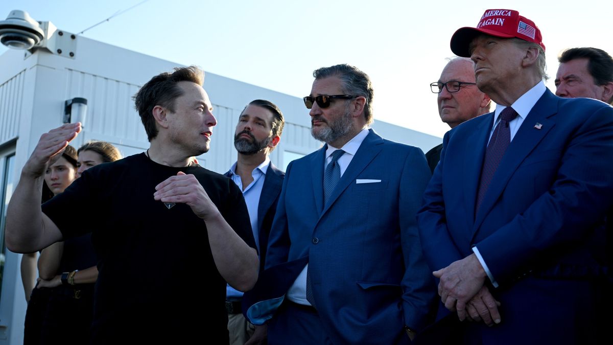 Trump watches SpaceX launch Starship's 6th test flight (photos) | Space