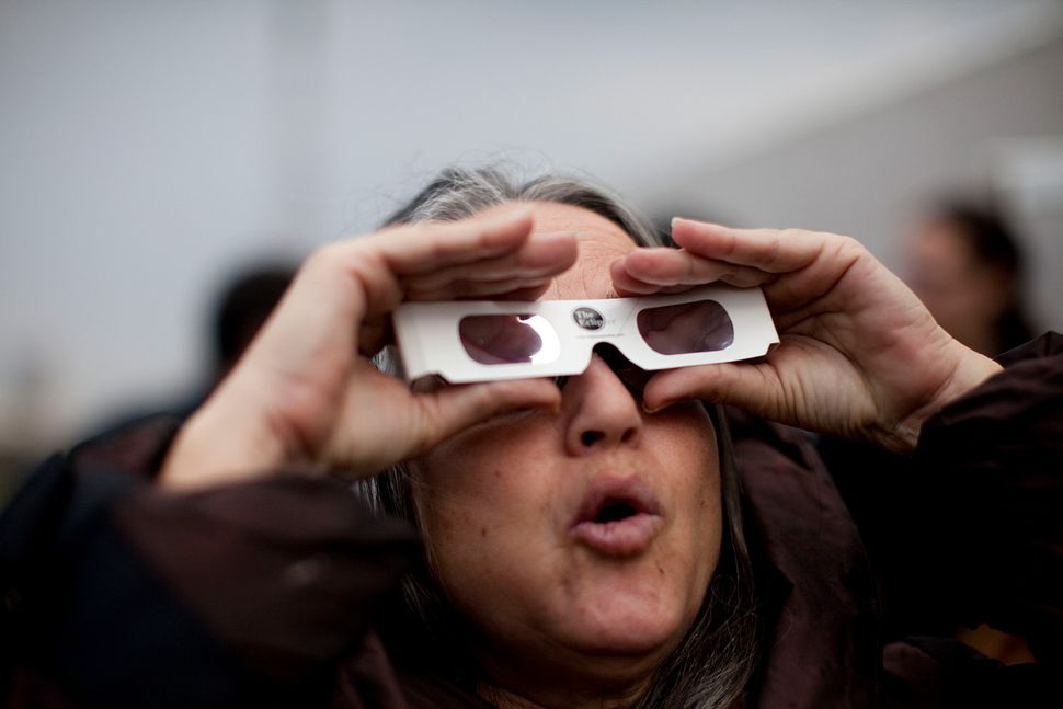 Why the Human Eye Sees a Total Solar Eclipse Better Than a Camera | Space