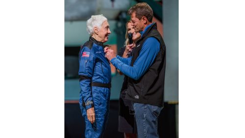 In photos: Blue Origin's 1st New Shepard passenger launch with Jeff ...