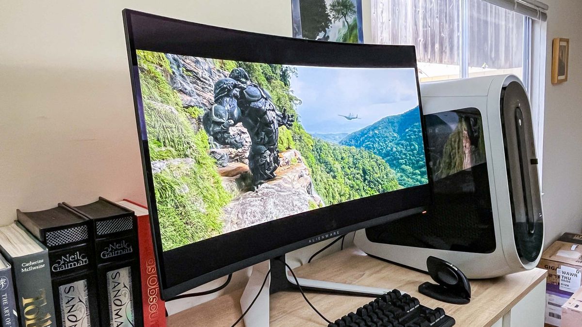 Alienware 32 QD-OLED review: Speed and style in one stunning curved ...