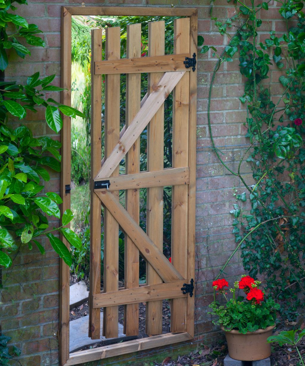 Outdoor mirror ideas: 5 expert ways to open up your yard | Homes and ...