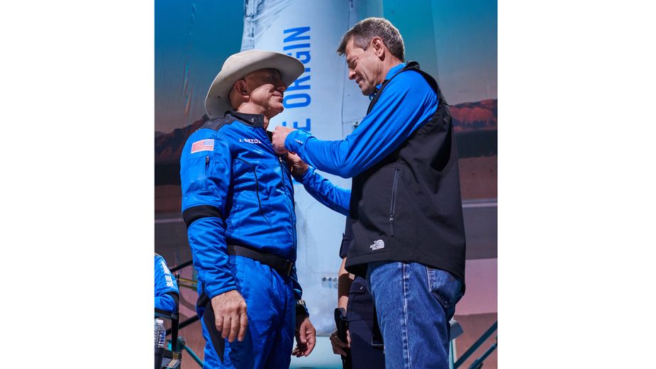 In photos: Blue Origin's 1st New Shepard passenger launch with Jeff ...