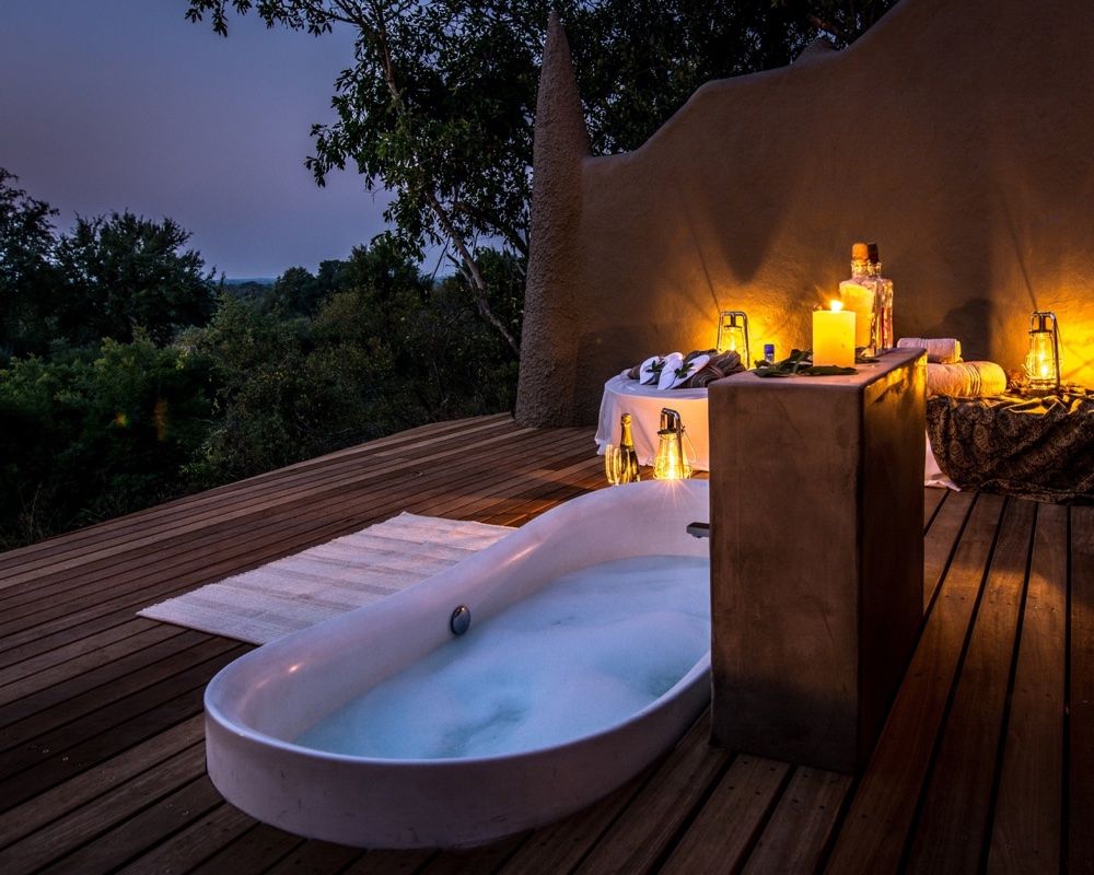 The most incredible African safari bathroom views –Outdoor bathrooms ...