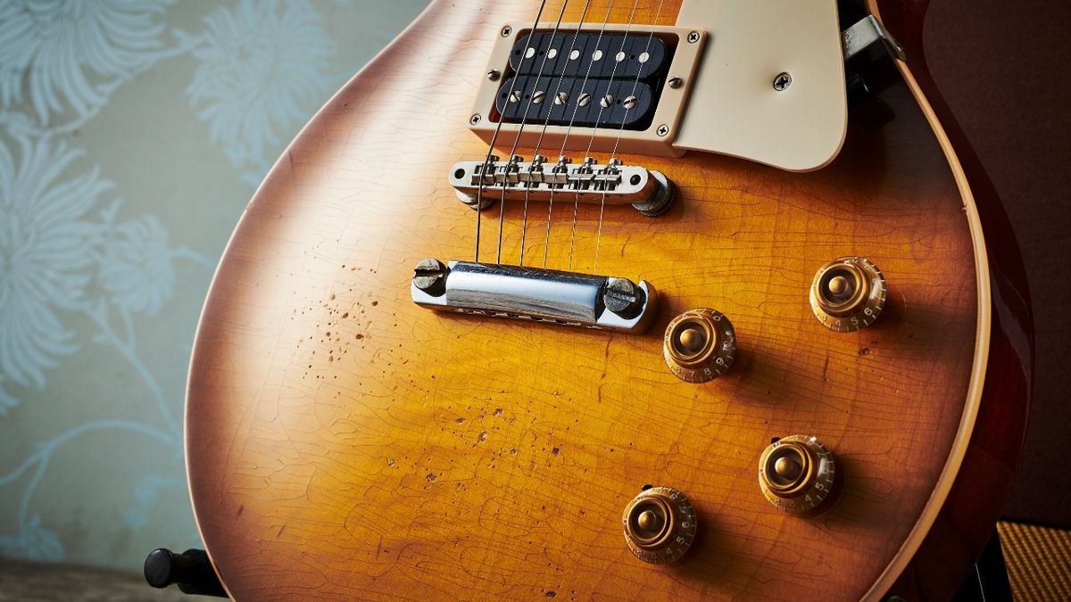 Gibson Les Paul vs Fender Stratocaster: Which is right for you ...
