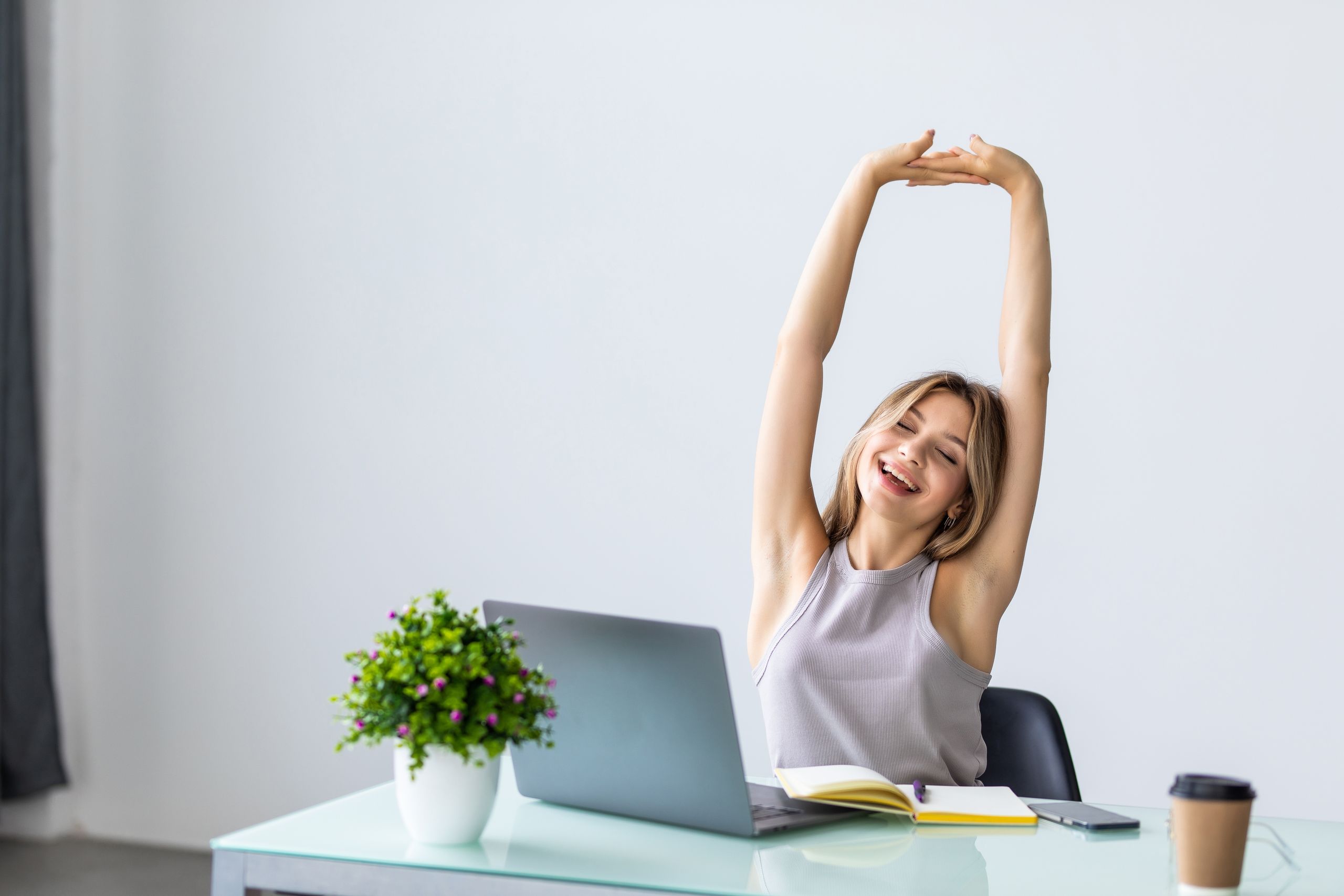 I do this 5-minute desk exercise every day to stop back pain, tone my ...