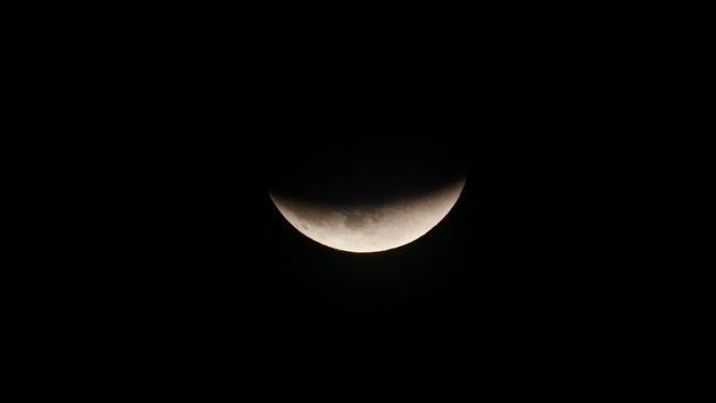 Stunning photos of the longest partial lunar eclipse of the century ...