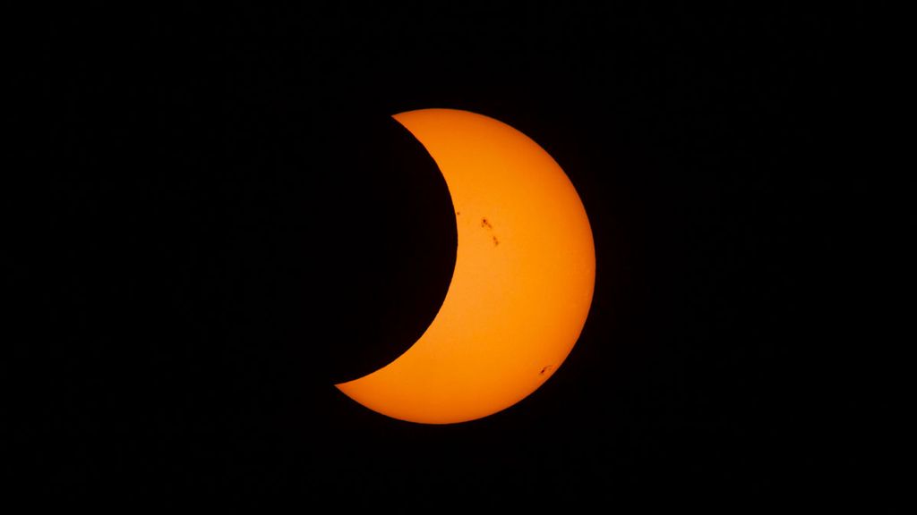 How to photograph a solar eclipse | Space