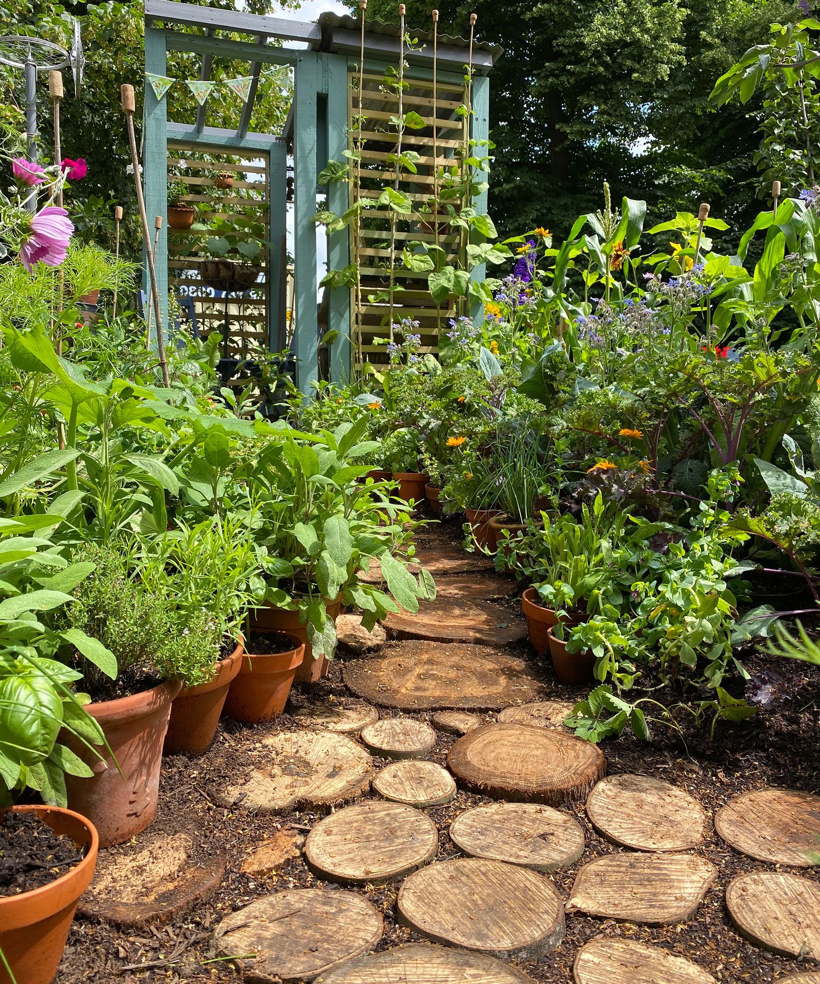 Landscaping with timbers: 12 ideas and tips for your plot | Gardeningetc