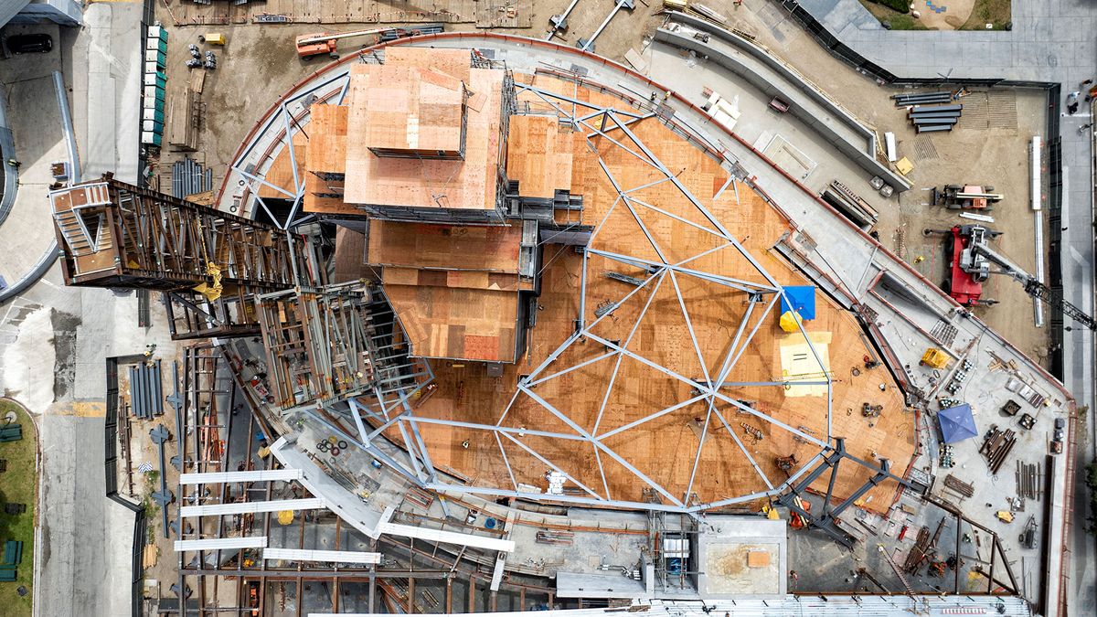 SpaceX Dragon capsule on display ahead of joining space shuttle L.A ...