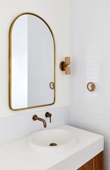 5 Ways to Make a Plain White Bathroom More Interesting | Livingetc