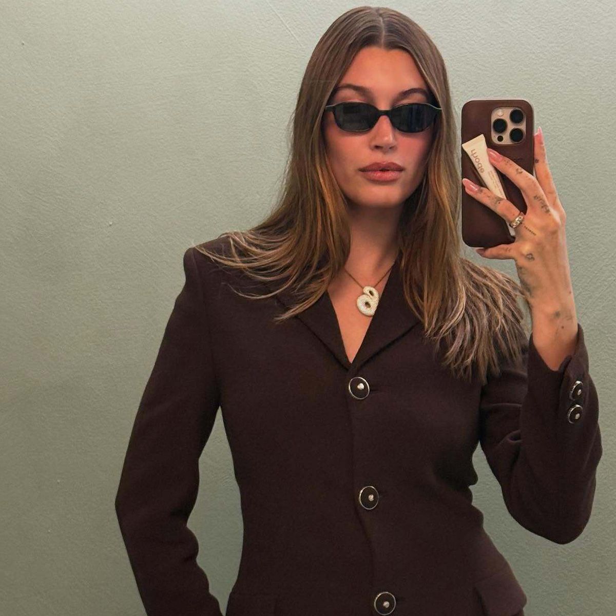 Hailey Bieber Used a TikTok Styling Hack in Her Instagram Post | Who ...