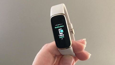 Fitbit Luxe review: A luxurious fitness tracker for fashion-forward ...