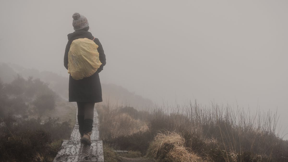 Hiking in fog: 9 safety tips for low visibility conditions | Advnture