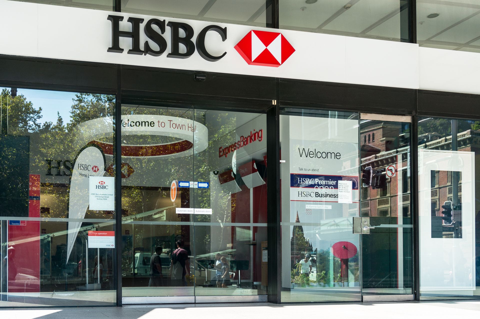 HSBC UK slashes financial advice fee to 1% for Premier customers – how ...