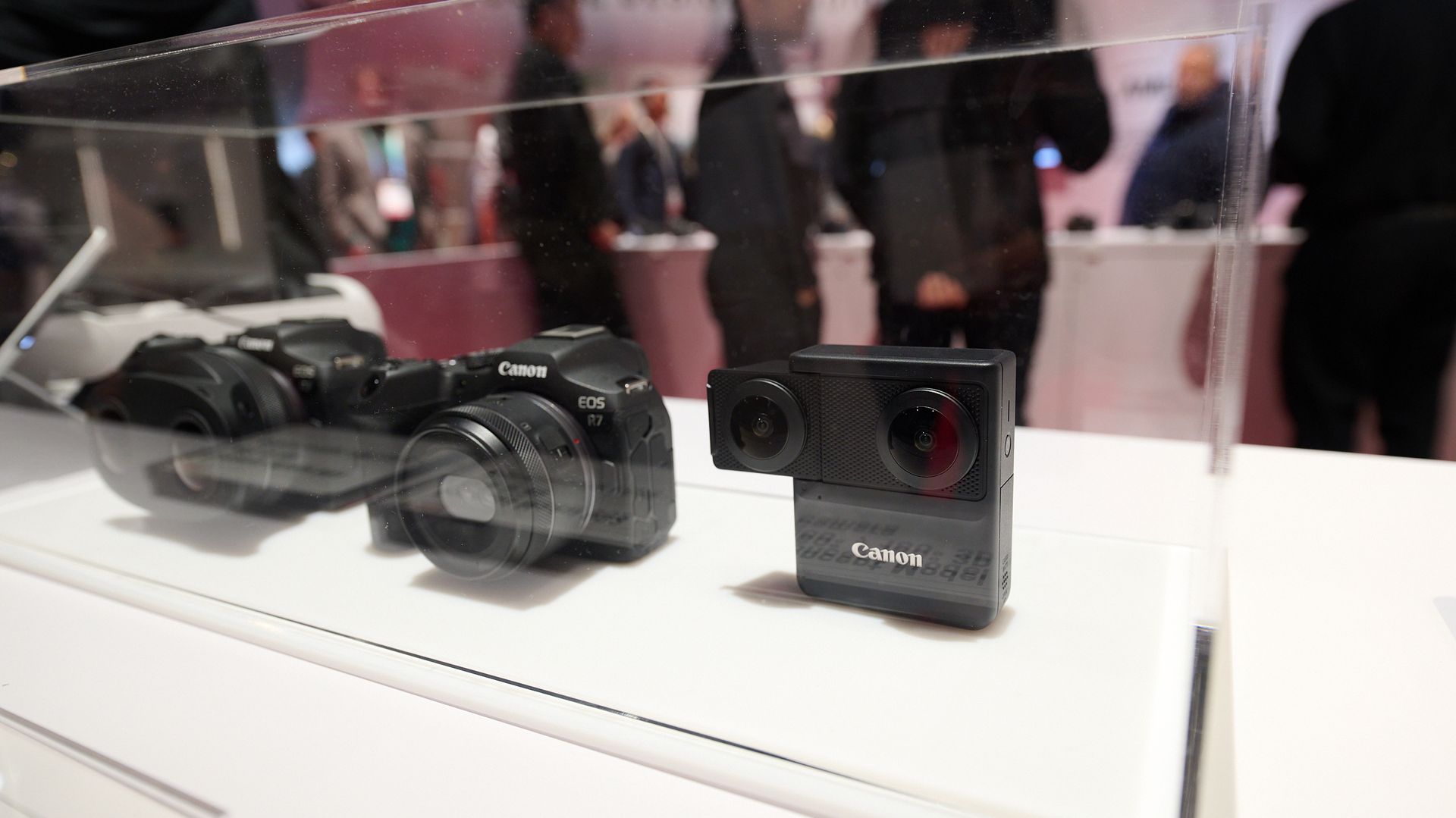 Canon looks into the future with two eyes – or is that dual fisheyes ...