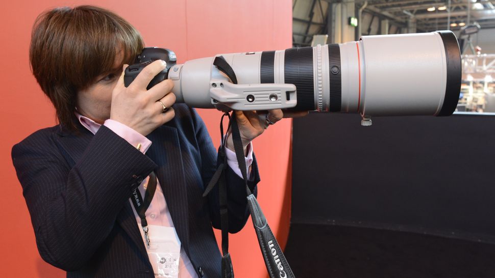 Canon offers world's first commercial lens with built-in teleconverter ...