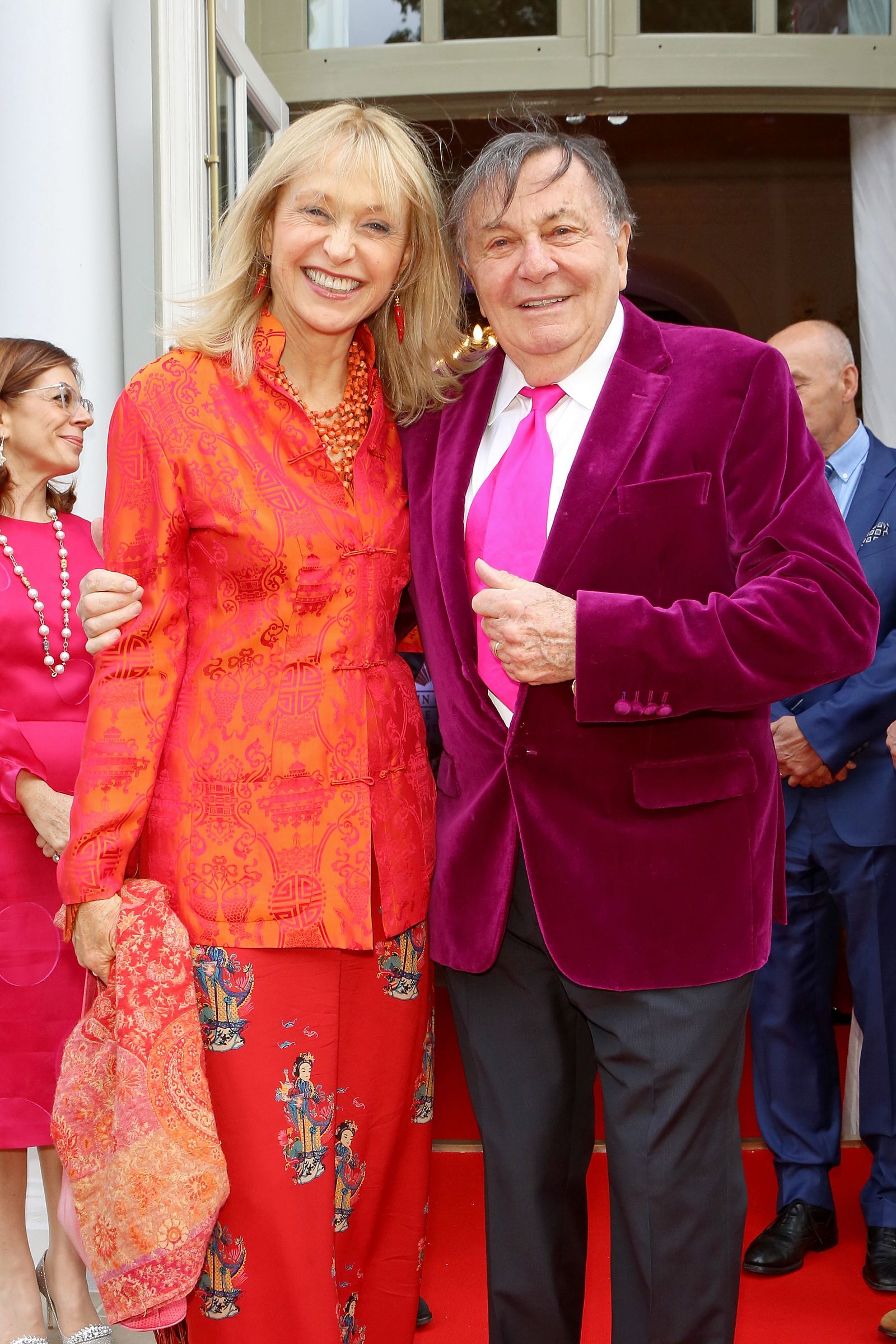 Barry Humphries: Dame Edna comedian dies aged 89 | Woman & Home