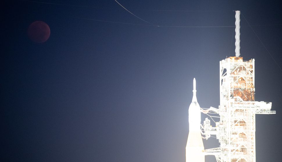 Eclipsed Blood Moon looms over NASA's Artemis 1 rocket (photos) | Space