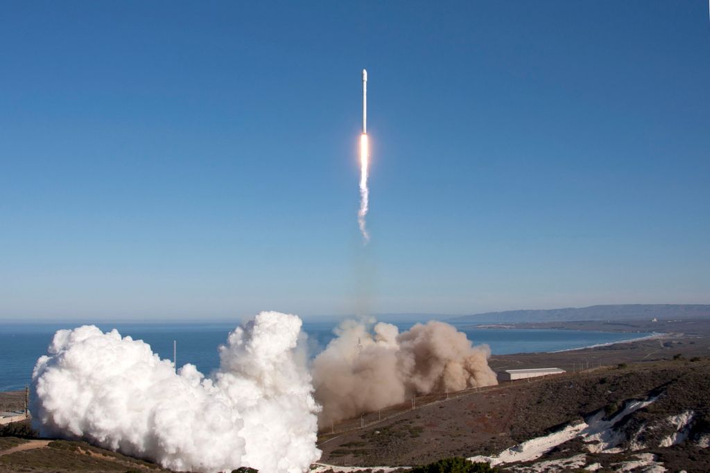 SpaceX's New Falcon 9 Rocket Launch Soars from California: First Person ...