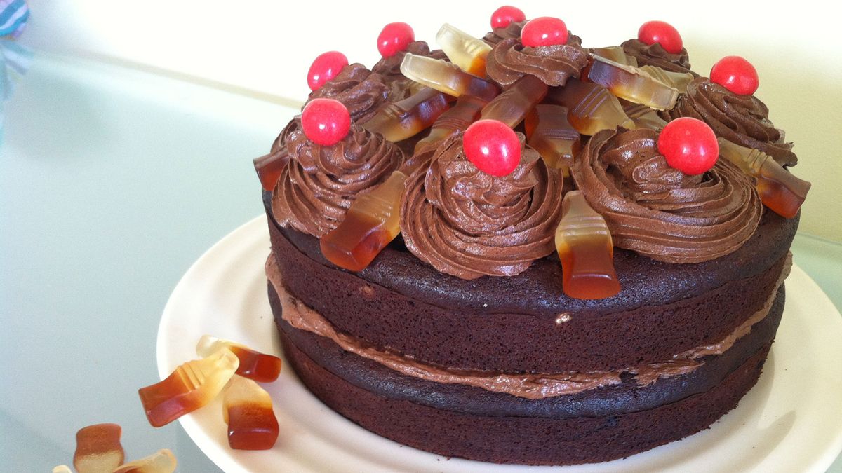 Easy chocolate cola cake - step by step guide | GoodtoKnow