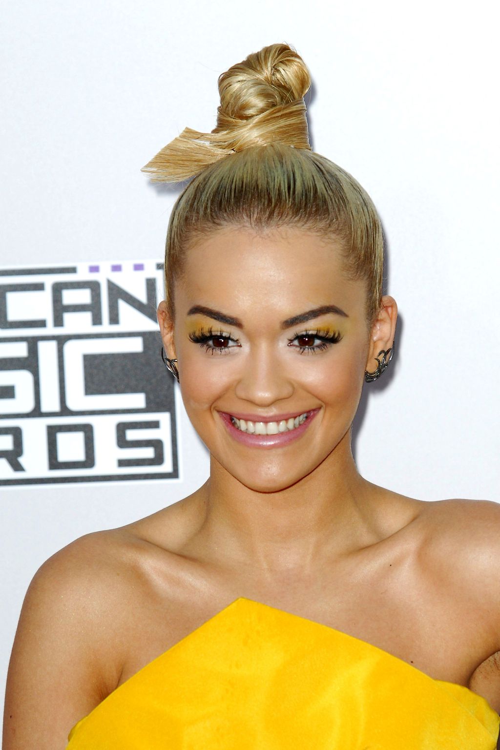 Top knot hairstyles: the best top knots for every occassion | Marie ...