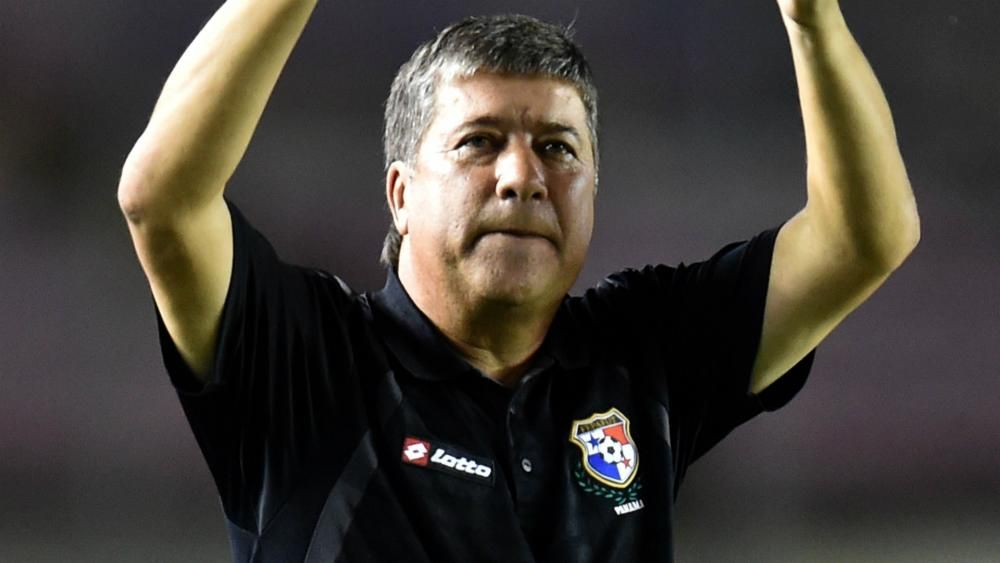 Gomez slams liar Pinto, criminal referee | FourFourTwo