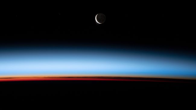 Astronaut snaps spectacular shot of crescent moon glowing over stunning ...
