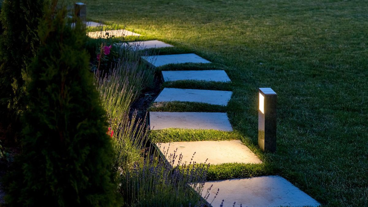 How to light a garden path – tips from lighting designers | Homes and ...