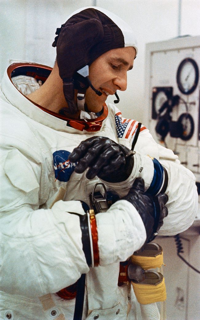 Astronaut Alan Bean Remembered: Photos of a Moonwalker-Turned-Artist ...