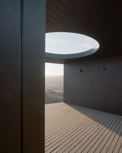 Tour a Chilean pavilion perched on the coast: a sanctuary for sleep and ...