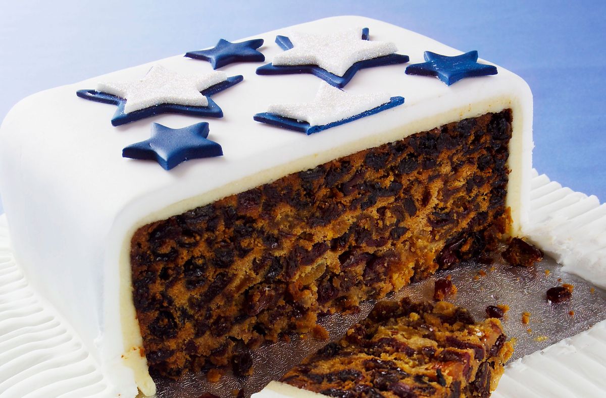 How to make a star design Christmas cake | GoodtoKnow