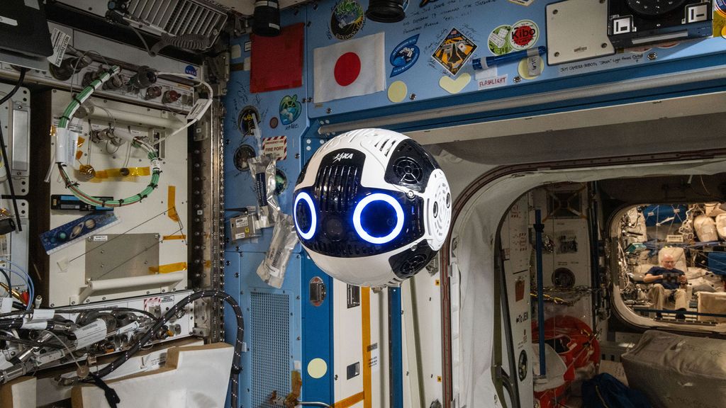 Floating blue-eyed robot keeps watch on the ISS: Space photo of the day ...