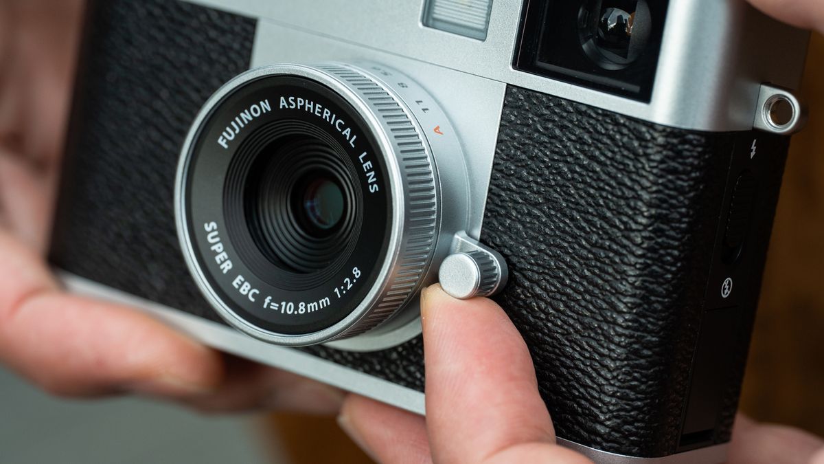 The new Fujifilm X Half is weird, but it combines my favorite cameras ...