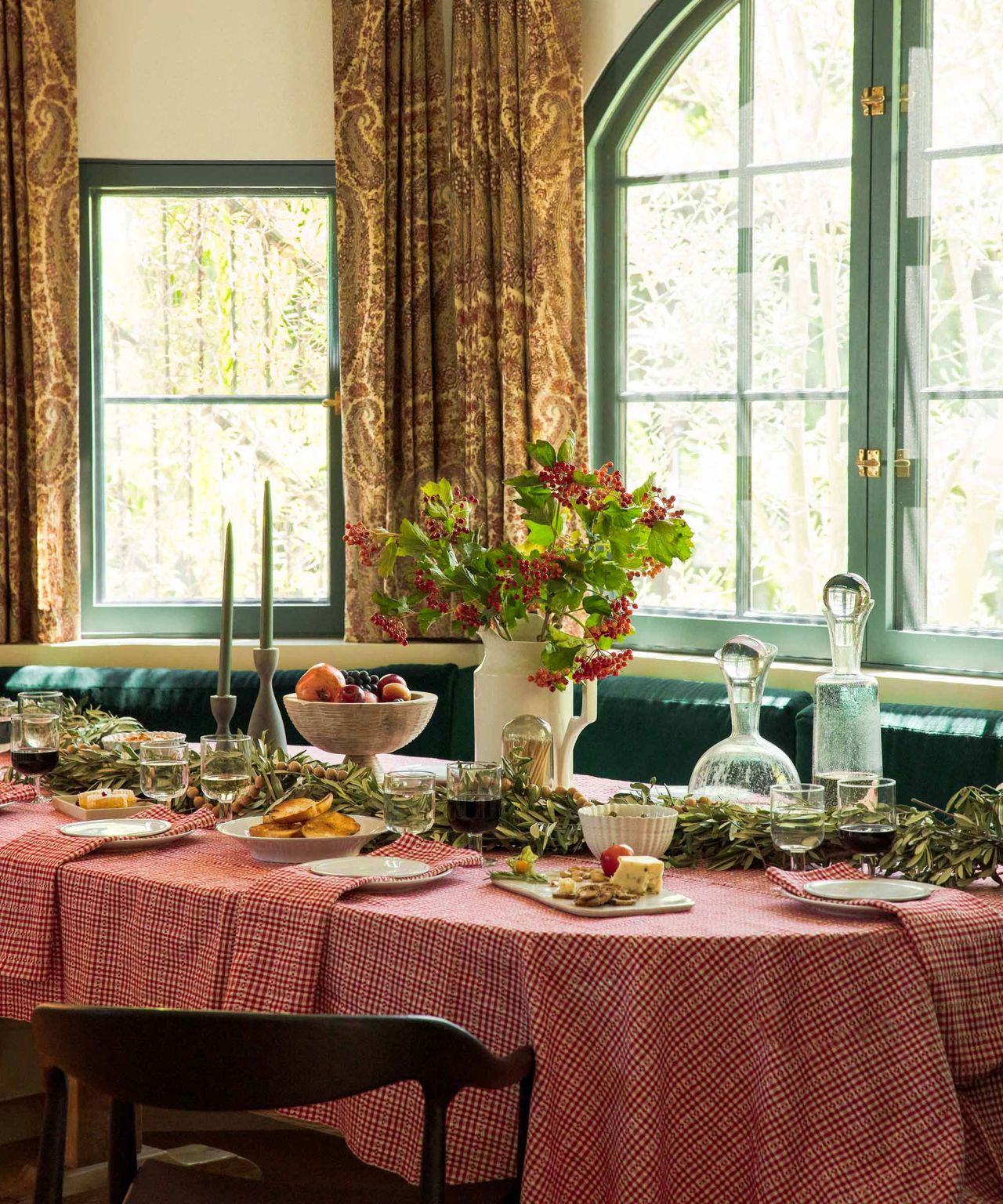 Christmas garland ideas: 12 creative ways to display yours | Homes and ...