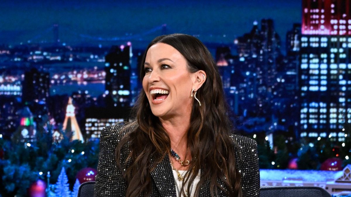 Alanis Morissette's Makeup Artist Breaks Down How to Master 90s Makeup ...