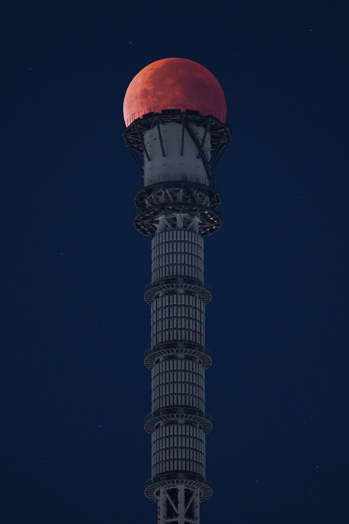 Blood moon wows skywatchers worldwide: Best photos of the September ...