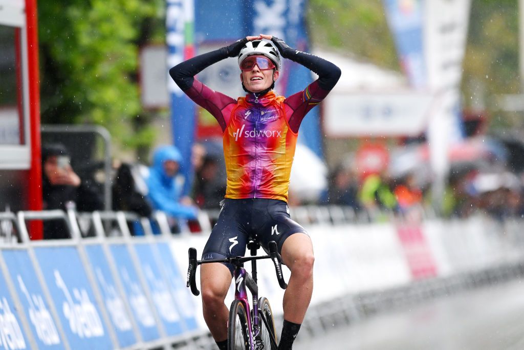 Demi Vollering solos home to win Itzulia Women opener | Cyclingnews