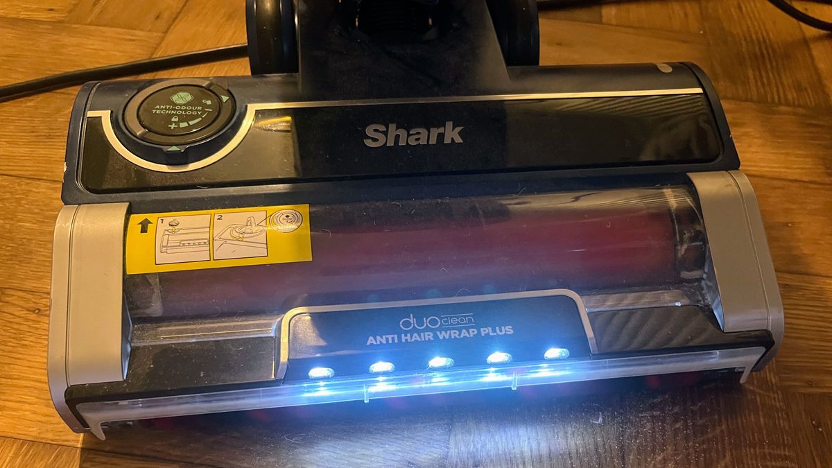 Shark AZ3002 Stratos Upright Vacuum review | Top Ten Reviews