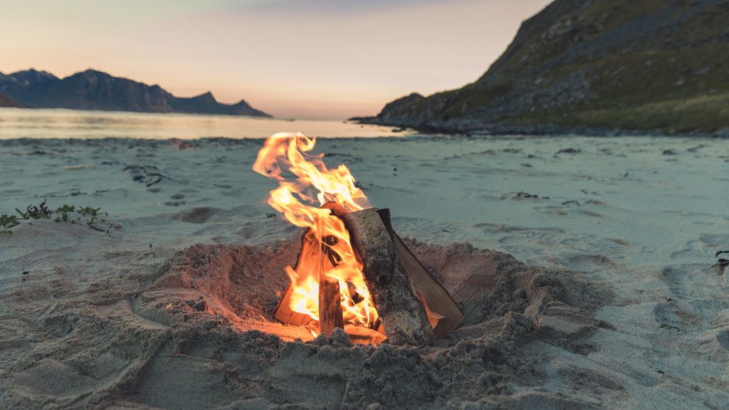 How to build a campfire on the beach | Advnture
