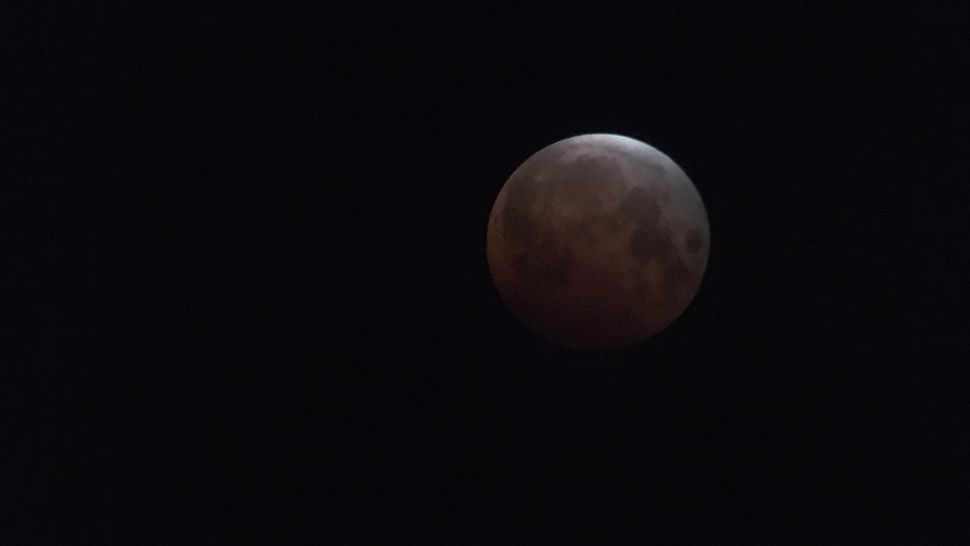 Blood Supermoon Lunar Eclipse wows skywatchers around the world (photos ...