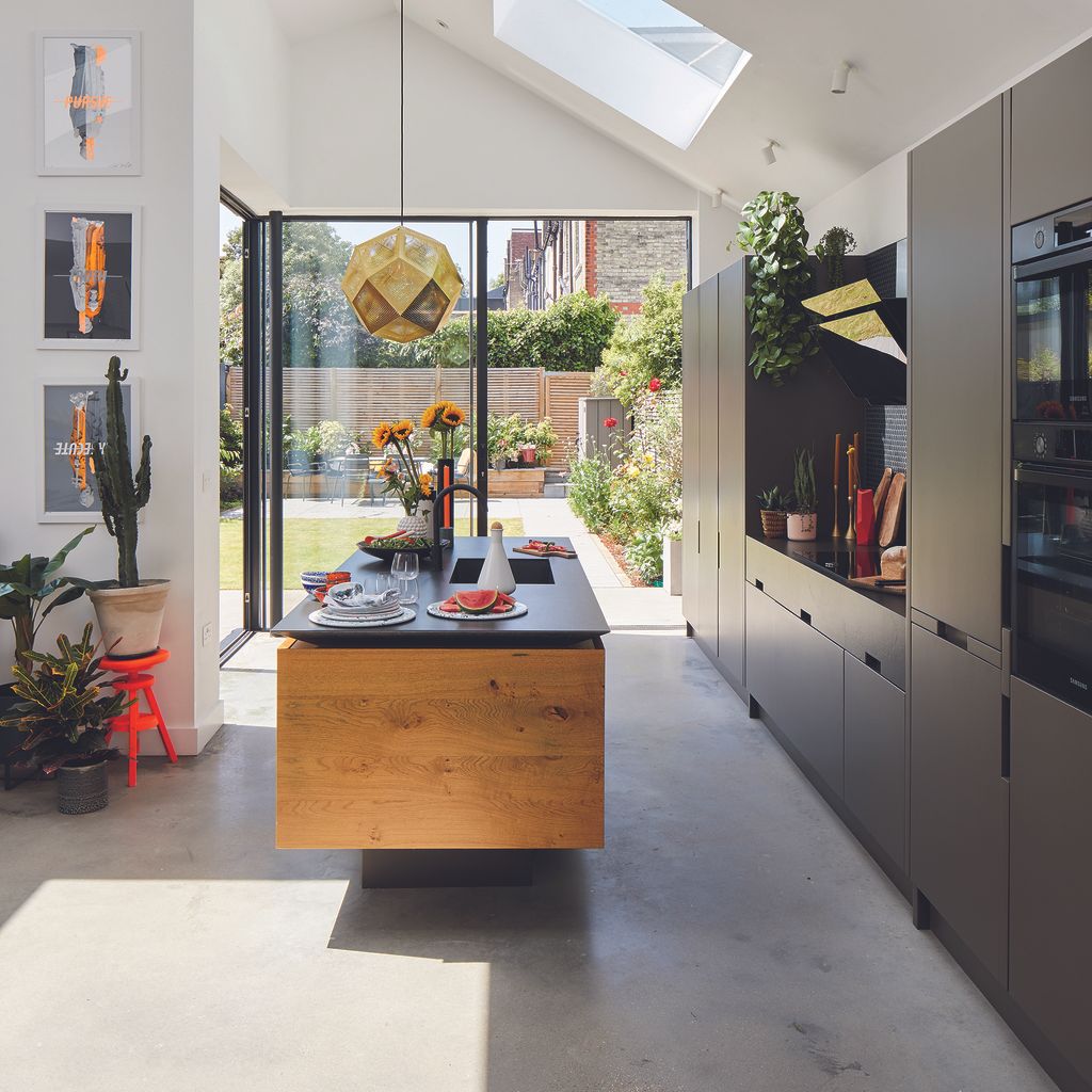 Are dark kitchen worktops a bad idea? | Ideal Home