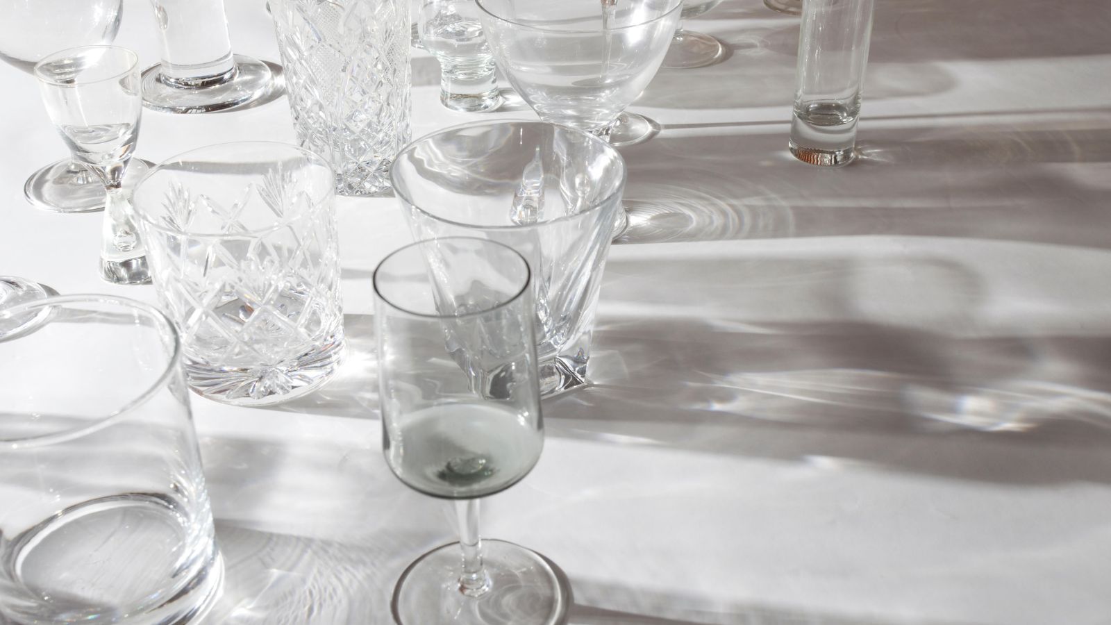 How to organize glassware: to keep them safe and tidy