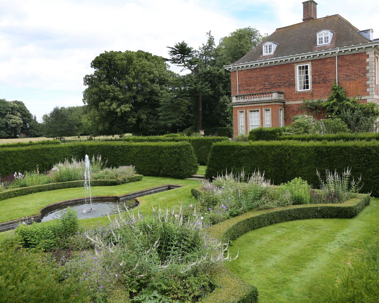 Formal garden design: 8 ideas for gardens of all sizes | Homes and Gardens