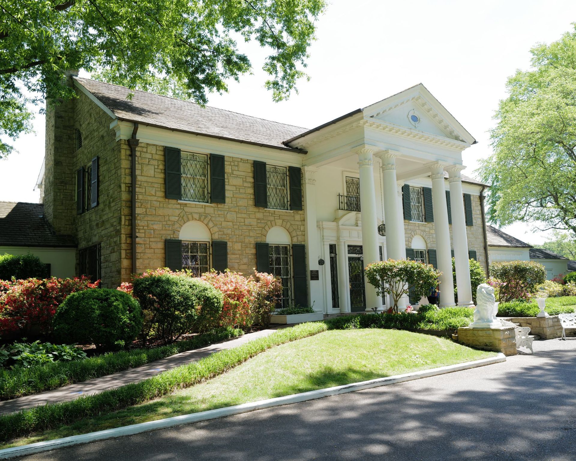 Elvis's Graceland is an insight into his eclectic '60s style | Homes ...