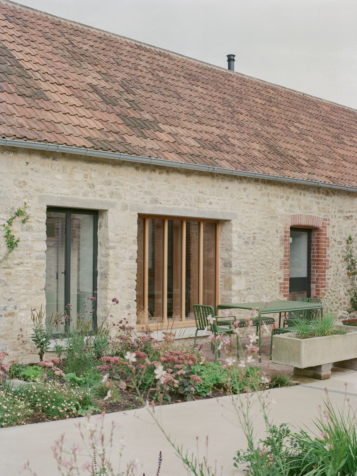 Tour Wraxall Yard by Clementine Blakemore Architects | Wallpaper
