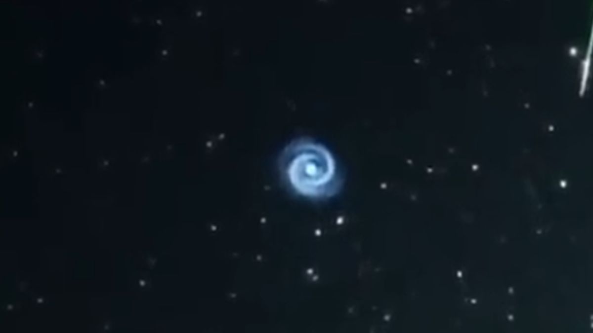 Eerily perfect galaxy-shaped spiral appears over Hawaii. What is it ...
