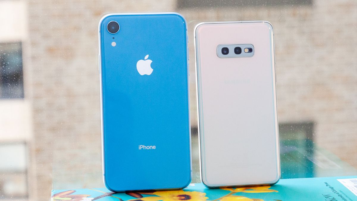Galaxy S10e vs. iPhone XR: Which Affordable Flagship Phone Wins? | Tom ...