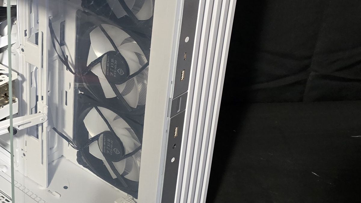 Be Quiet Light Base 900 DX Case Review: Innovative design with lots of ...