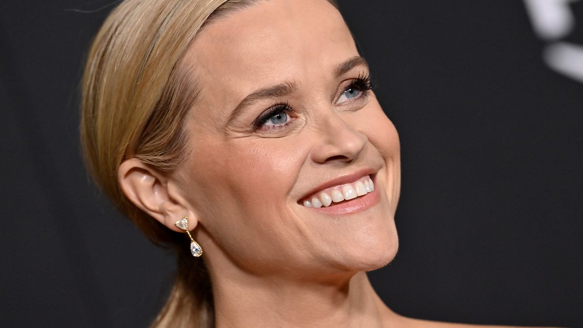 Reese Witherspoon's fringe, white dress and red toes are a dreamy trio ...